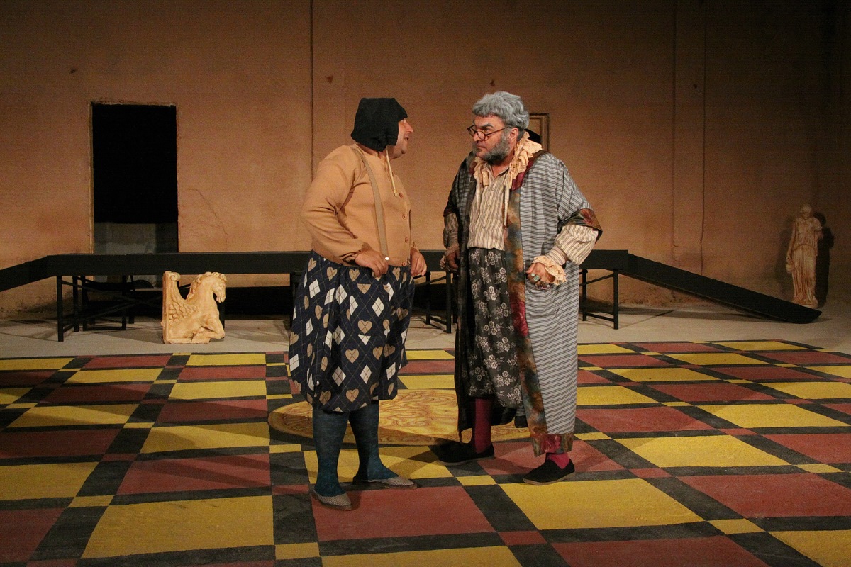 Ο ΦΙΛΑΡΓΥΡΟΣ – ΘΕΑΤΡΙΚΗ ΣΚΗΝΗ ΧΙΛΙΟΜΟΔΙΟΥ